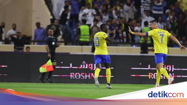 Saat Cristiano Ronaldo Jadi 'Pelayan' Berkelas di Al Nassr Saat Cristiano Ronaldo Jadi 'Pelayan' Berkelas di Al Nassr