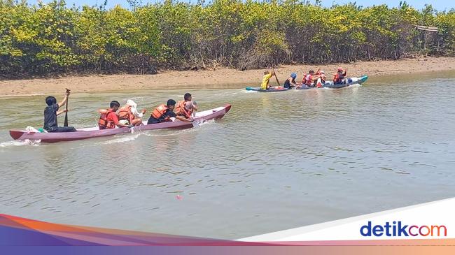 Keseruan Perahu Karam di Arena Lomba Dayung Sampang