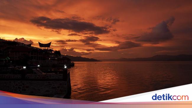 Menikmati Indahnya Matahari Terbenam di Danau Toba
