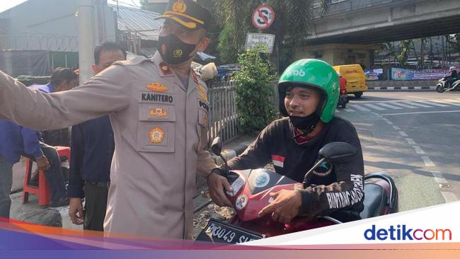 Kapolsek Mampang Cegat Pemotor Lawan Arah: Bahaya, Putar Balik Pak!