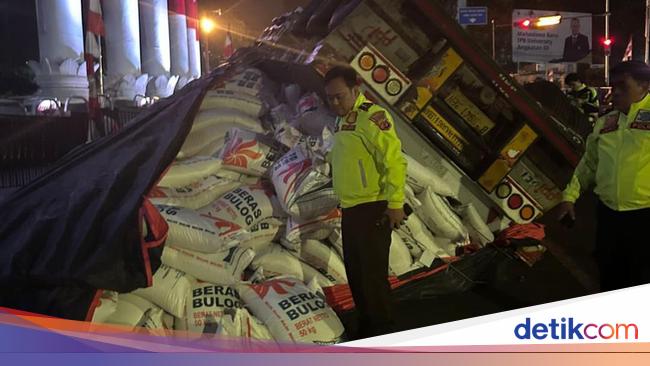 Truk Angkut Beras Terguling di Tugu Kujang Bogor, Pagar Pembatas Jalan ...