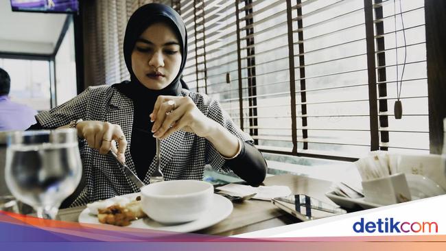 Muslim Makan di Restoran dengan Menu Non Halal, Apakah Boleh?