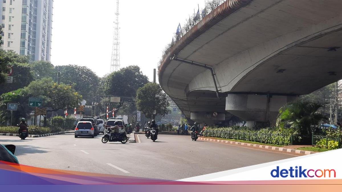 Sejumlah Pemotor Bandel Lawan Arus di U-turn bawah Jembatan Layang Kalibata