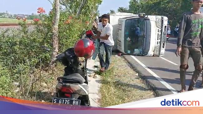 Truk Boks Tabrak 2 Pemotor Sebelum Terguling di Raya Tikusan Bojonegoro