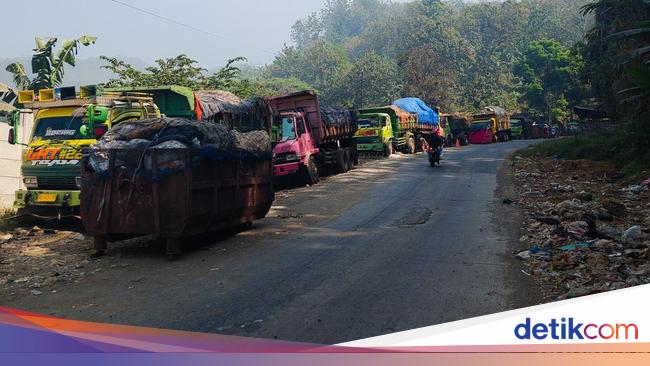 Zona Darurat TPA Sarimukti Dibuka, Truk Muatan Sampah Mulai Antre