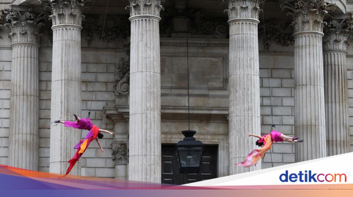 Atraksi Penari Bandaloop Meliuk-liuk di Dinding Katedral