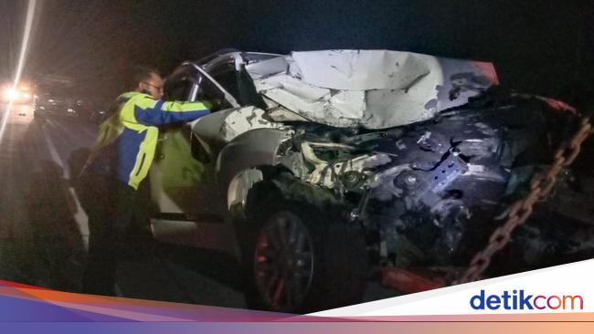 Fortuner Ringsek Tak Berbentuk Setelah Tabrak Truk di Tol Pandaan-Malang