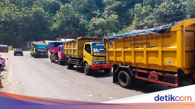 Suka Cita Sopir Truk Pengangkut Sampah Usai TPA Sarimukti Dibuka