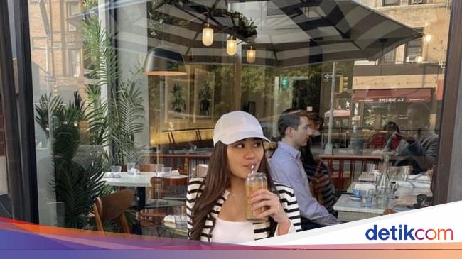 Gaya 'Classy' Aaliyah Massaid Saat Makan Sushi dan Nongkrong di Kafe