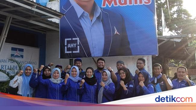 Demokrat Kota Kediri Pasang Baliho Raksasa 'Tanpa Anies Tambah Manis'