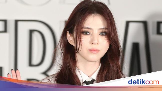 7 Gaya Tomboy Han So Hee di Acara DIOR Disebut Cantik Sekaligus Ganteng