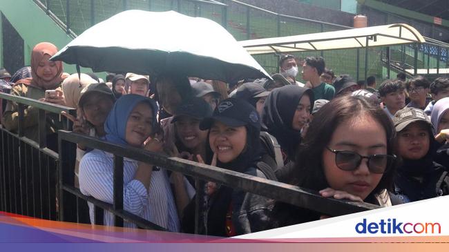 Vivi Rela Panas-panasan Tunggu Juicy Luicy Manggung di WJF 2023