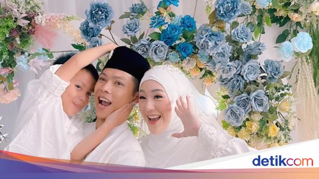 7 Senyum Larissa Chou Dinikahi Ikram Rosadi: A, Kuatkan Pundakmu Ya