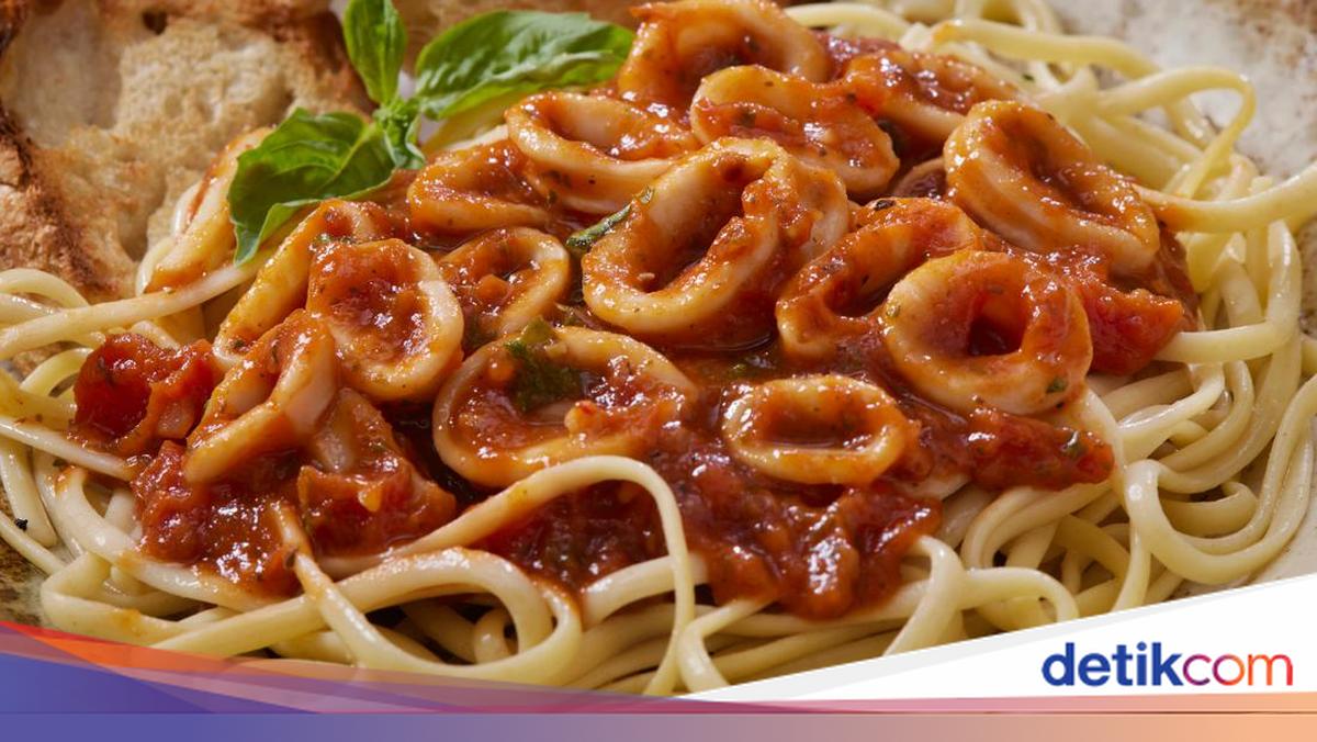Resep Fettuccine Saus Cumi Tomat yang Mulur Segar Untuk Makan Malam