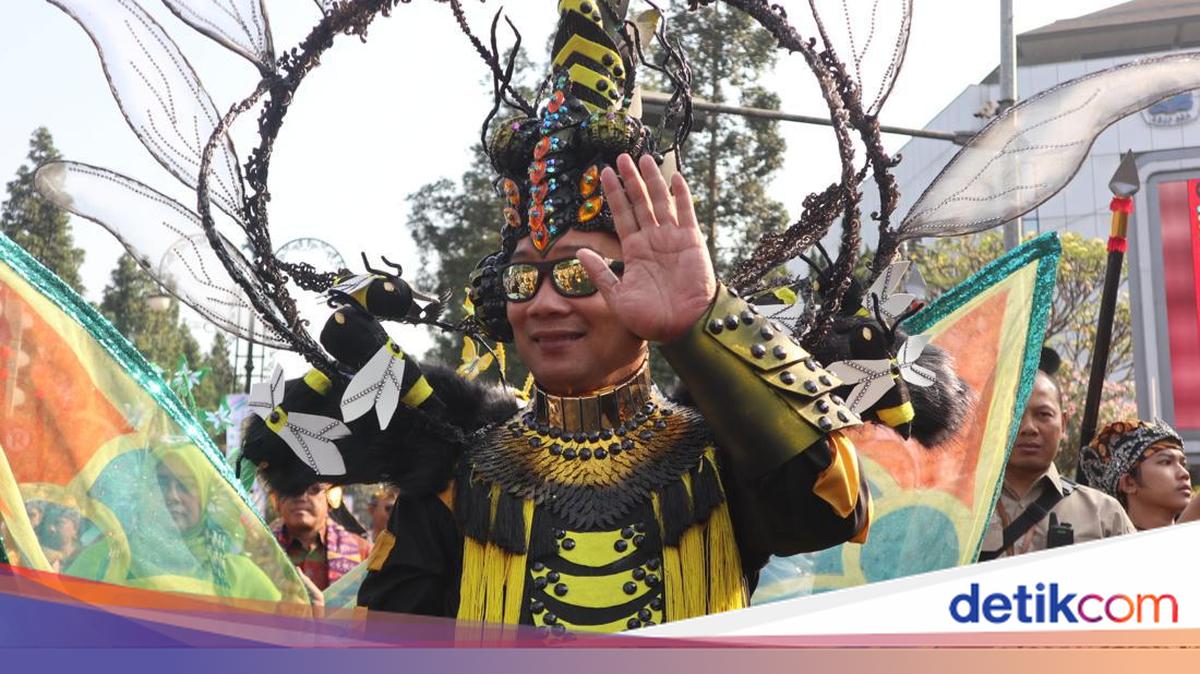 Ridwan Kamil Pakai Kostum Capung di Karnaval West Java Festival 2023