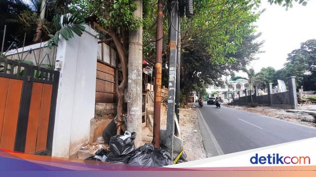 Penampakan Lokasi 2 Pemotor Tewas Usai Tabrak Tiang Listrik di Jakbar