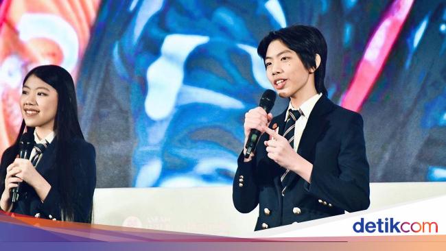 Keren! Mischka dan Devon Terima Penghargaan Youth Achievement Record