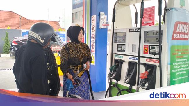 Peringati Hari Pelanggan, Operator SPBU di Aceh Layani Warga Pakai Baju Adat