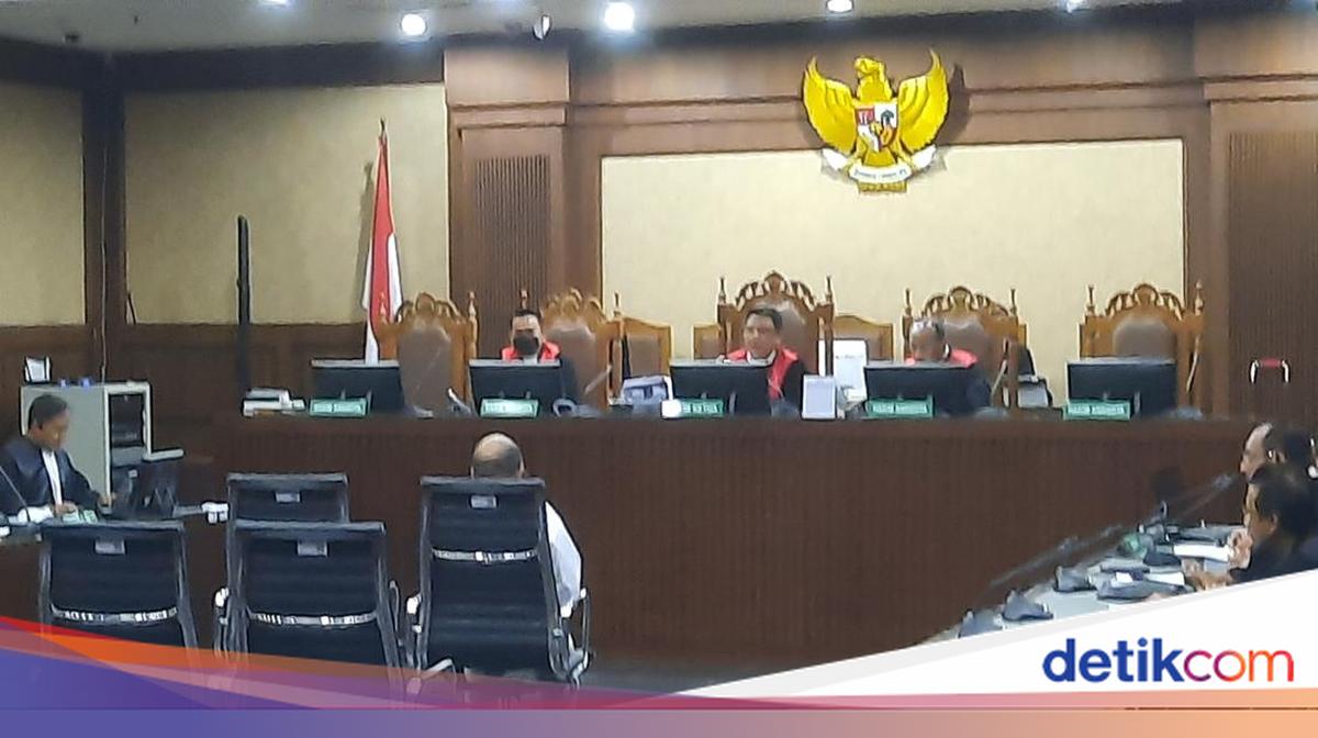 Tensi Darah hingga 180 Usai Ngamuk, Lukas Enembe Dibawa ke IGD RSPAD