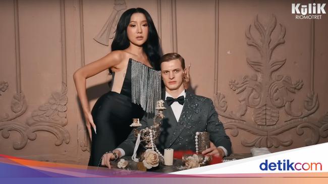7 Gaya Prewedding Lucinta Luna-Pacar Bule yang Tampil Berani