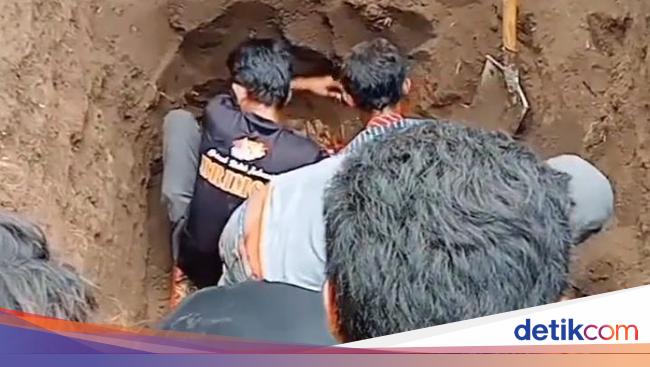 Geger Dentuman Misterius dari Dalam Tanah Bikin Warga Bongkar Makam di Bima Geger Dentuman Misterius dari Dalam Tanah Bikin Warga Bongkar Makam di Bima