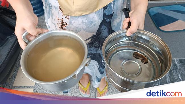 Warga Karangpilang Surabaya Ngungsi Mandi di SPBU gegara Air PDAM Keruh