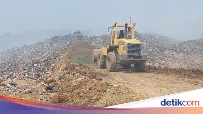 Gunung Sampah TPA Sarimukti Dibelah untuk Padamkan Api