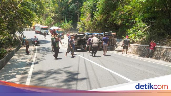 Brak! Truk Bermuatan Batu Terguling di Tanjakan Selo Kokap Kulon Progo