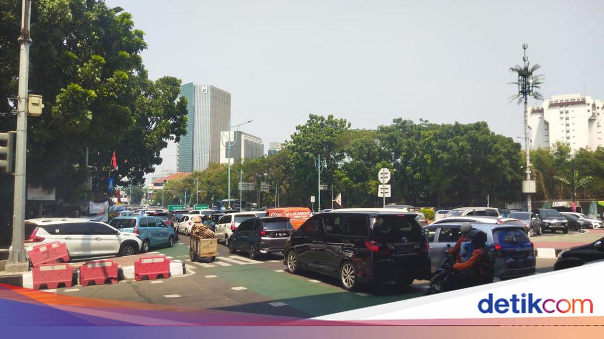 Lalin di Kolong Flyover Kuningan Jaksel Masih Macet, Begini Kondisinya