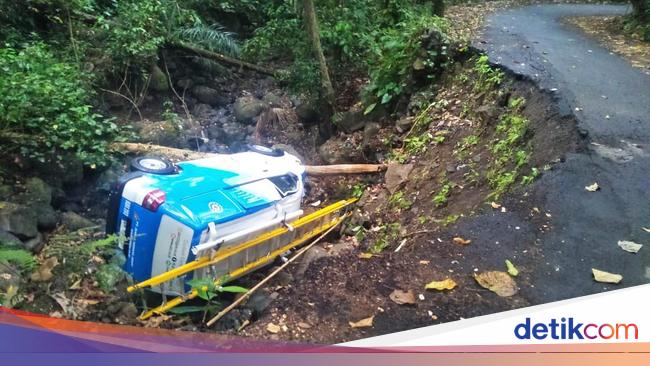 Mobil PLN Terperosok ke Sungai gegara Jalan Ambles