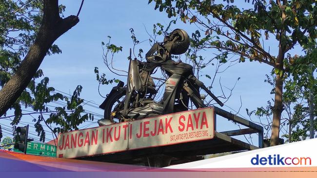 Monumen Motor Ringsek Patah Jadi Dua di Semarang dan Kisah di Baliknya