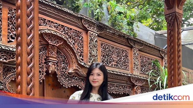 Gaya Pasangan Korea Kulineran di Indonesia, Beli Mendoan hingga Nasi Kucing
