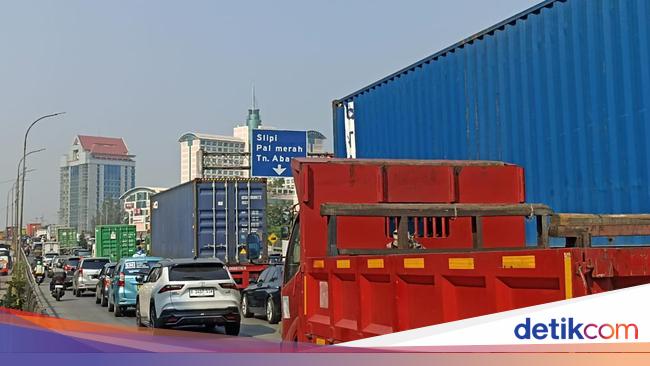 Flyover Grogol Arah Jalan S Parman Jakbar Macet Parah