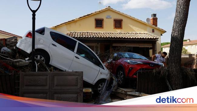 Penampakan Mobil-mobil Ringsek Terseret Banjir di Spanyol