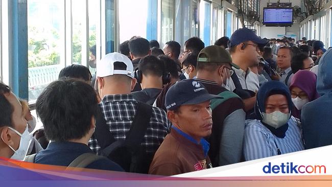 Lalin Pancoran Macet, Penumpang TransJakarta Menumpuk di Halte Velbak