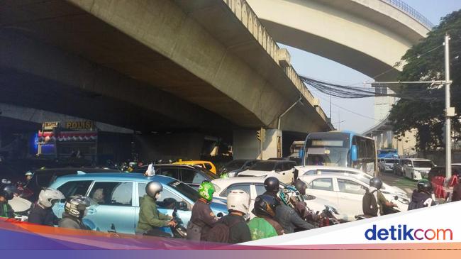 Rasuna Said Arah Mampang Prapatan Ditutup, Kolong Flyover Kuningan Macet