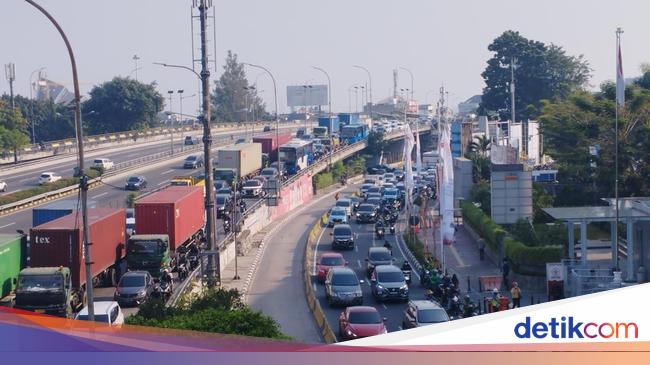 Jalan S Parman Jakbar Macet, Pemotor Ini Nyesel Nggak Naik TransJ