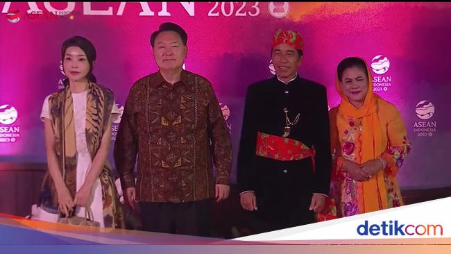Pesona Ibu Negara Korsel di KTT ke-43 ASEAN, Glowing Pakai Scarf Batik ...