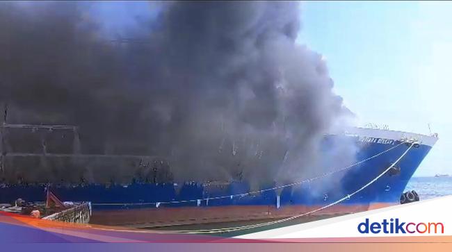 Sudah 24 Jam Kapal Feri Di Merak Terbakar Asap Masih Membubung