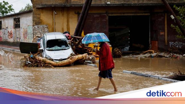 Tersapu Badai Daniel, Mobil Berserakan di Volos Yunani