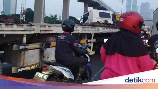 Truk Kontainer Terguling di Flyover Kuningan Arah Semanggi, Lalin Macet