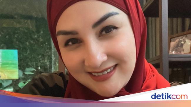 7 Gaya Mona Ratuliu Tampil Berhijab, Makin Cantik di Usia 41