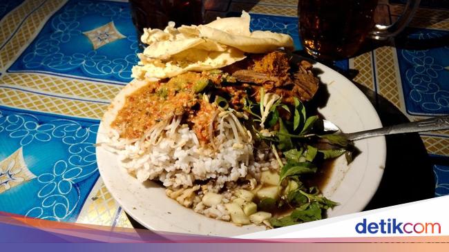 Uniknya Pecel Pucang Moro Seneng, Pecelnya Disiram Kuah Rawon!