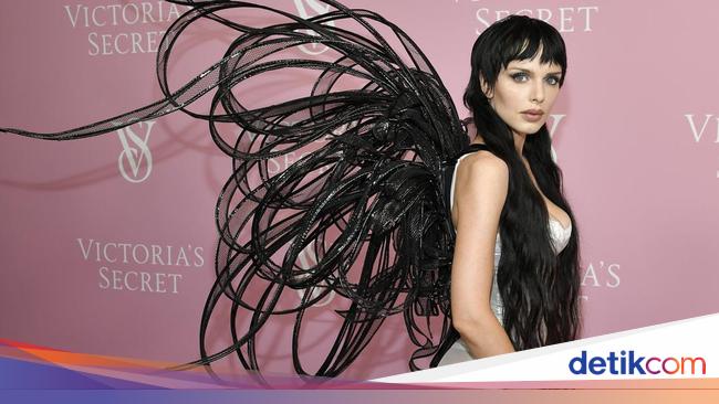 Adu Gaya Seleb di Red Carpet Victoria's Secret, Julia Fox Hingga Halima ...