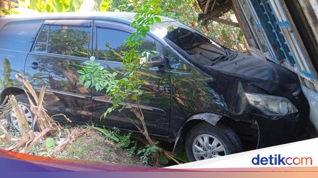 Mobil Pelat Merah Nyelonong Tabrak Rumah Warga Bojonegoro