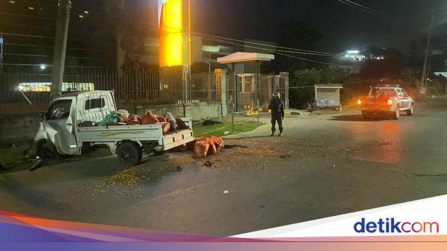 Pikap Tabrak Tiang Listrik di Jalan Metro Tanjung Bunga, Sopir Kabur