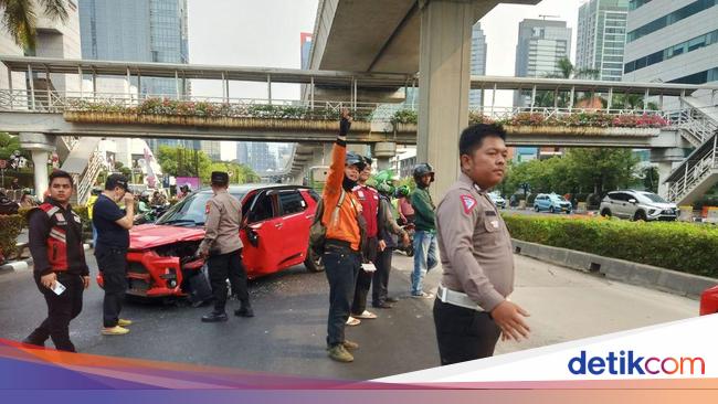 Kecelakaan Mobil di Jl Rasuna Said Jaksel, Lalin Arah Mampang Tersendat