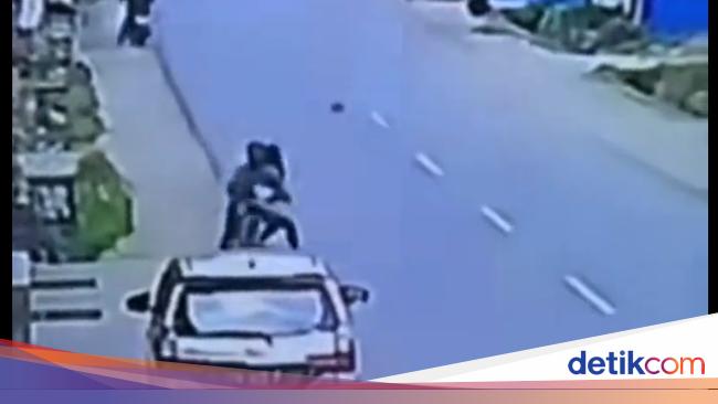 Motor Pelaku Jambret Oleng dan Tabrak Mobil!