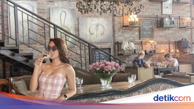 Serunya Hana Hanifah saat Nongkrong Cantik di Beach Club