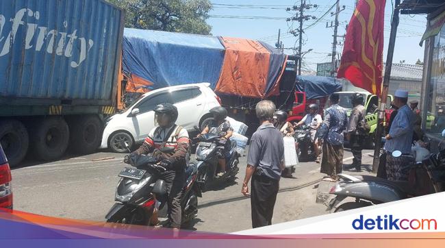 6 Kendaraan Terlibat Kecelakaan di Surabaya gegara Truk Tak Kuat Nanjak
